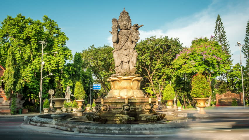 Denpasar, Bali, Indonesia - August 6, 2016: Traffic Around The Patung ...